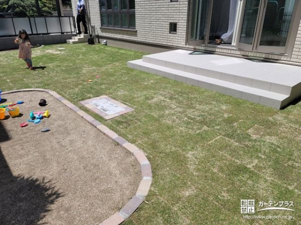 家族への優しさと爽やかな緑を感じられるモダンな新築外構 (No.17298) / 新築外構一式の施工例 | 外構工事のガーデンプラス