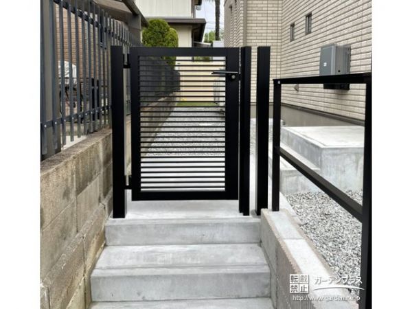 家族への優しさと爽やかな緑を感じられるモダンな新築外構 (No.17298) / 新築外構一式の施工例 | 外構工事のガーデンプラス