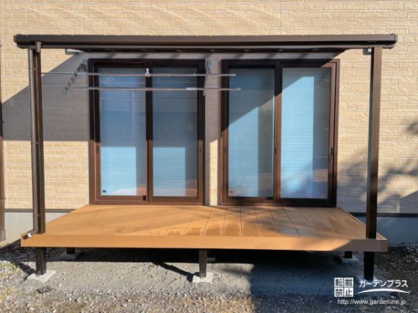 洗濯物を干すときも活躍するテラス屋根とウッドデッキ設置工事 (No.18450) / テラスまわりの施工例 | 外構工事のガーデンプラス