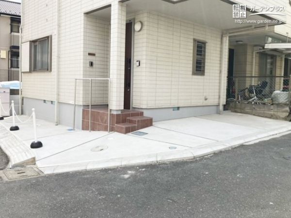 建物周りから接道部に滑らかな勾配をつけたコンクリート打設工事 (No.19927) / 雑草対策・防犯砂利の施工例 | 外構工事のガーデンプラス