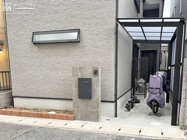 駐輪スペース兼アプローチの使い勝手に配慮した新築外構 (No.20286) / 新築外構一式の施工例 | 外構工事のガーデンプラス