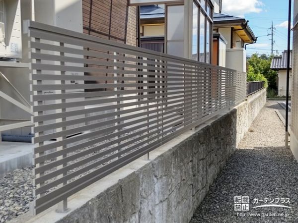 風や光を通す半目隠しタイプのフェンス設置工事 (No.20472) / 目隠しフェンスの施工例 | 外構工事のガーデンプラス