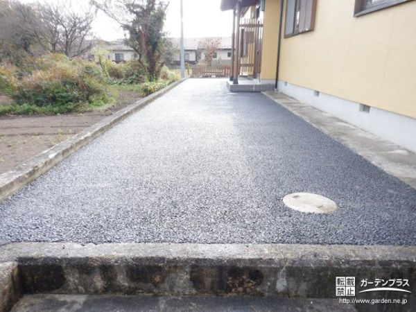 滑りづらく安全に行き来できるアプローチ舗装工事 (No.22132) / 玄関アプローチの施工例 | 外構工事のガーデンプラス