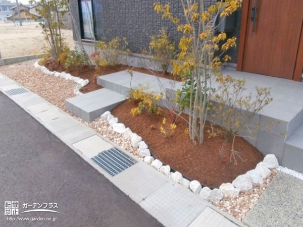 彩りとなる植栽がお住まいを華やかに引き立てる新築外構 (No.22294) / 新築外構一式の施工例 | 外構工事のガーデンプラス