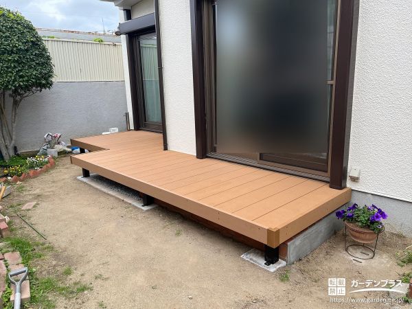 暮らしの動線に寄り添ったウッドデッキと犬走りのリフォーム工事 (No.26021) / ウッドデッキの施工例 | 外構工事のガーデンプラス