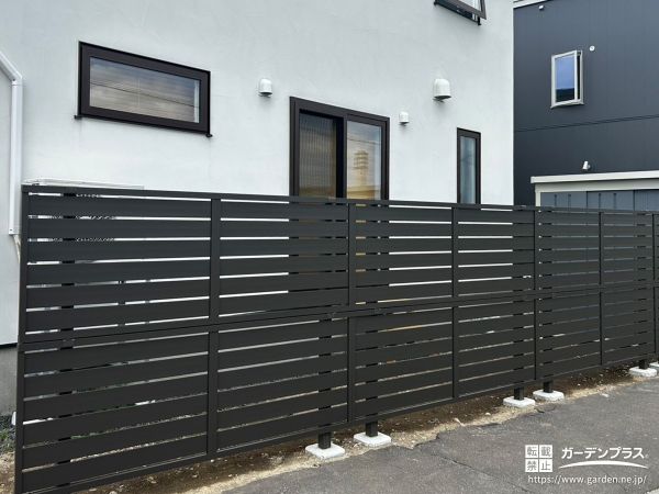 アスファルト舗装とフェンスで使いやすさを高めた外構工事 (No.26849) / 目隠しフェンスの施工例 | 外構工事のガーデンプラス